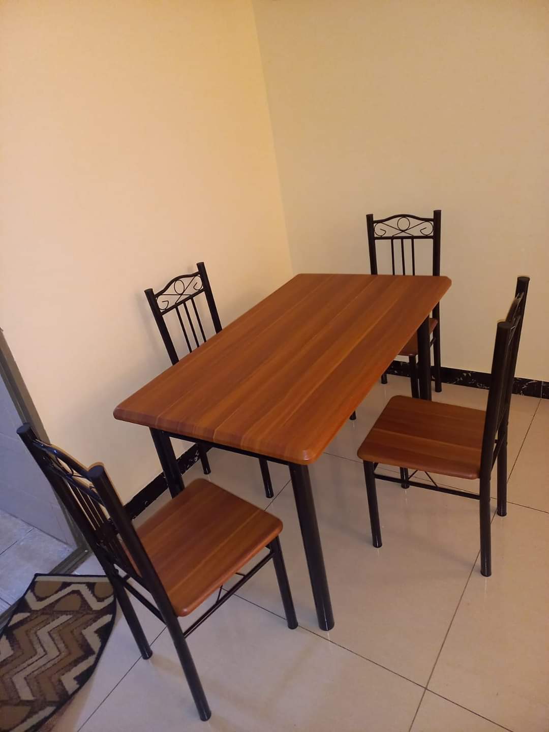 4 Seater Dining Table In Nairobi